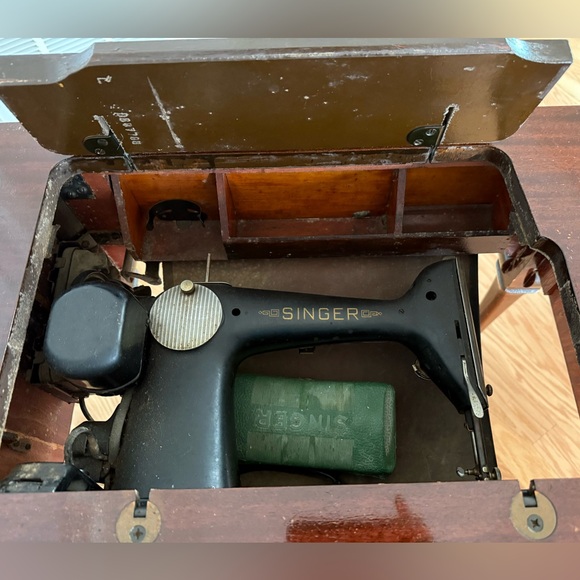 Singer | Tablets & Accessories | Electric Singer Sewing Machine Vintage ...
